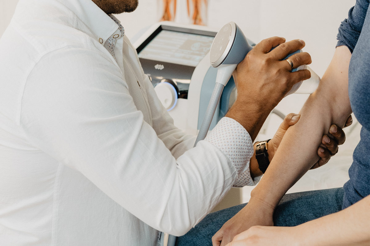 Stoßwellentherapie in der Avicenna Praxis – Anwendung, Kosten und Wirksamkeit